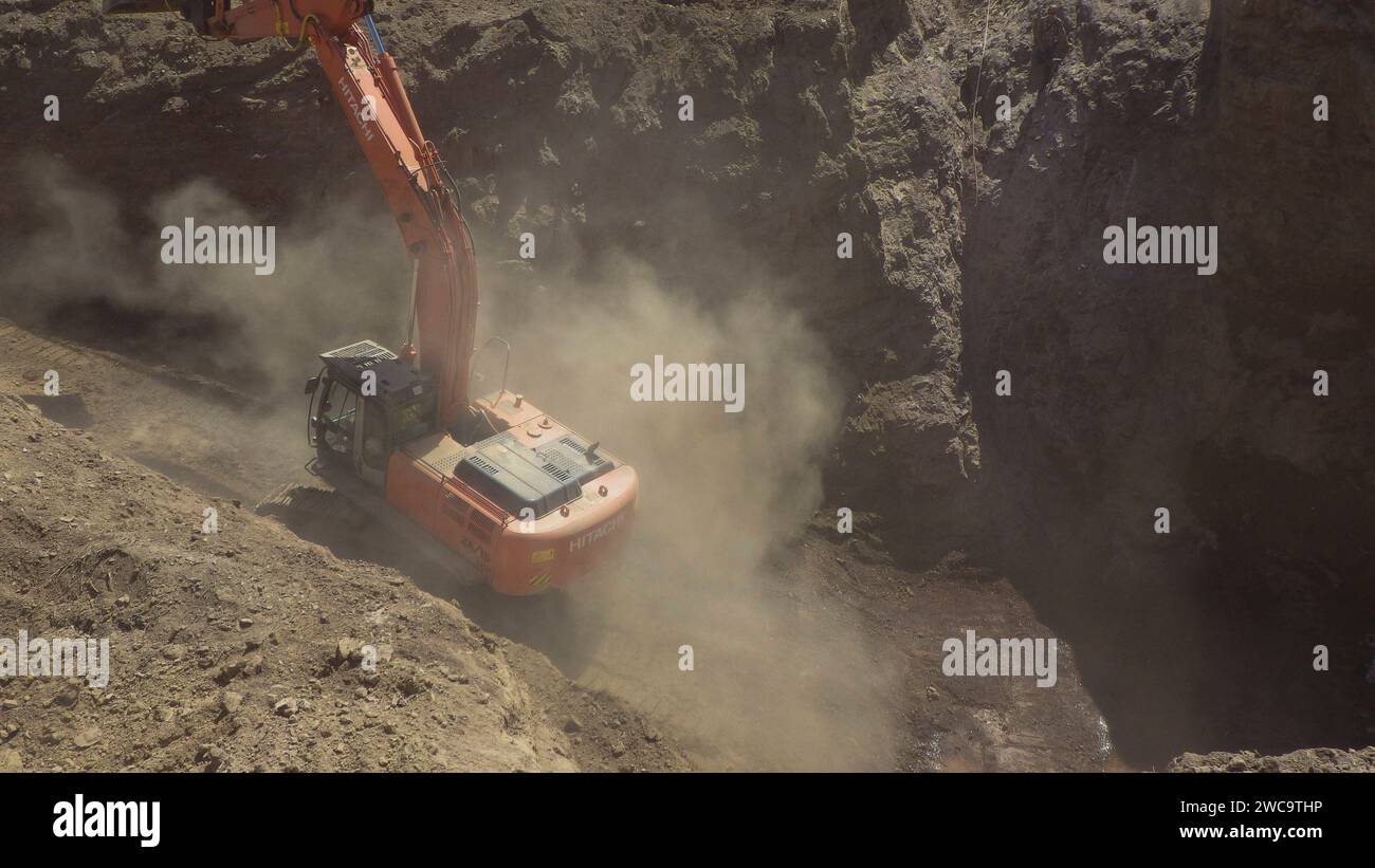 Hitachi excavator construction site hi-res stock photography and images ...