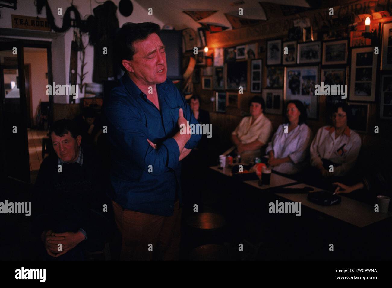 Singing 394 hi-res stock photography and images - Alamy