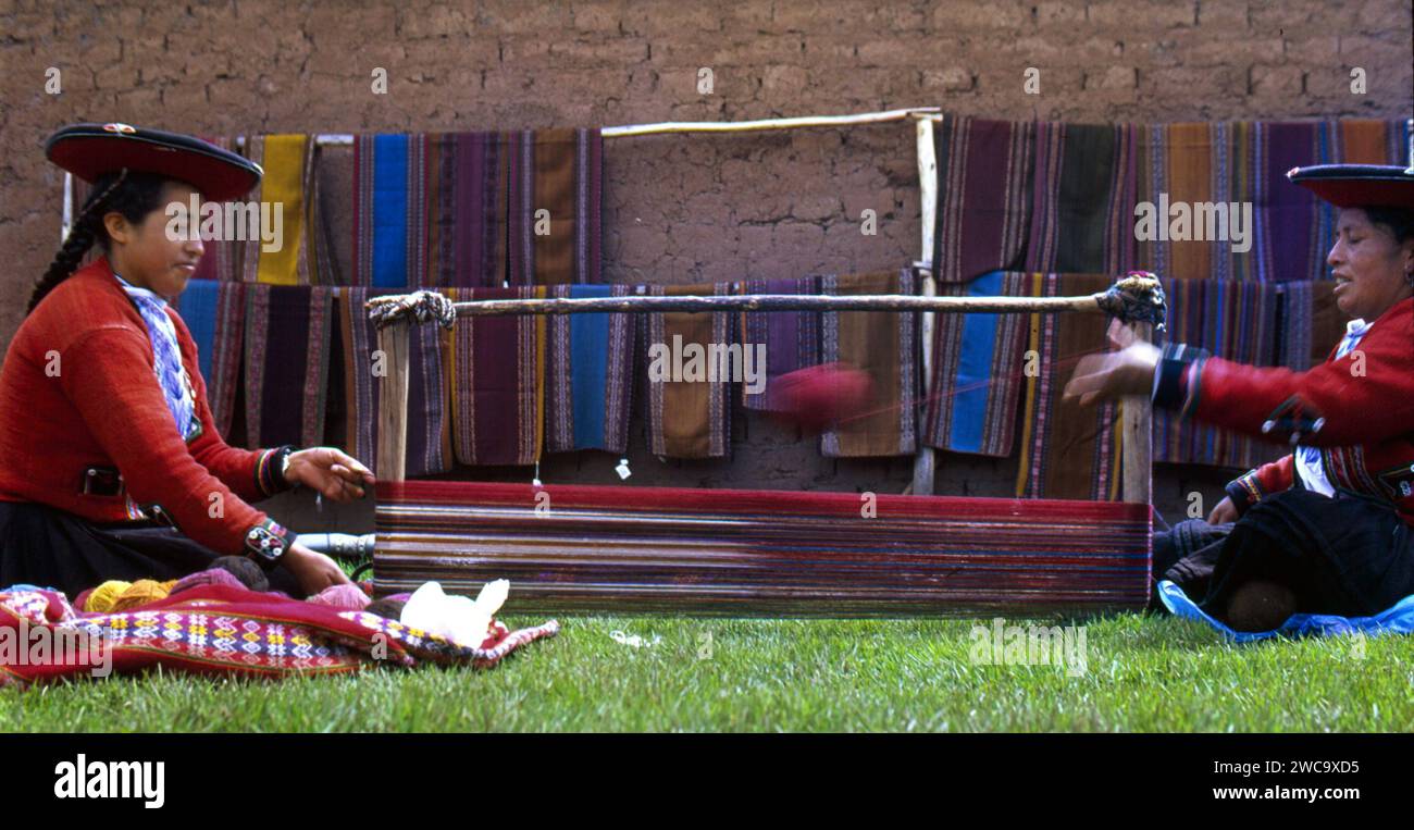 Chinchero weavers hi-res stock photography and images - Alamy