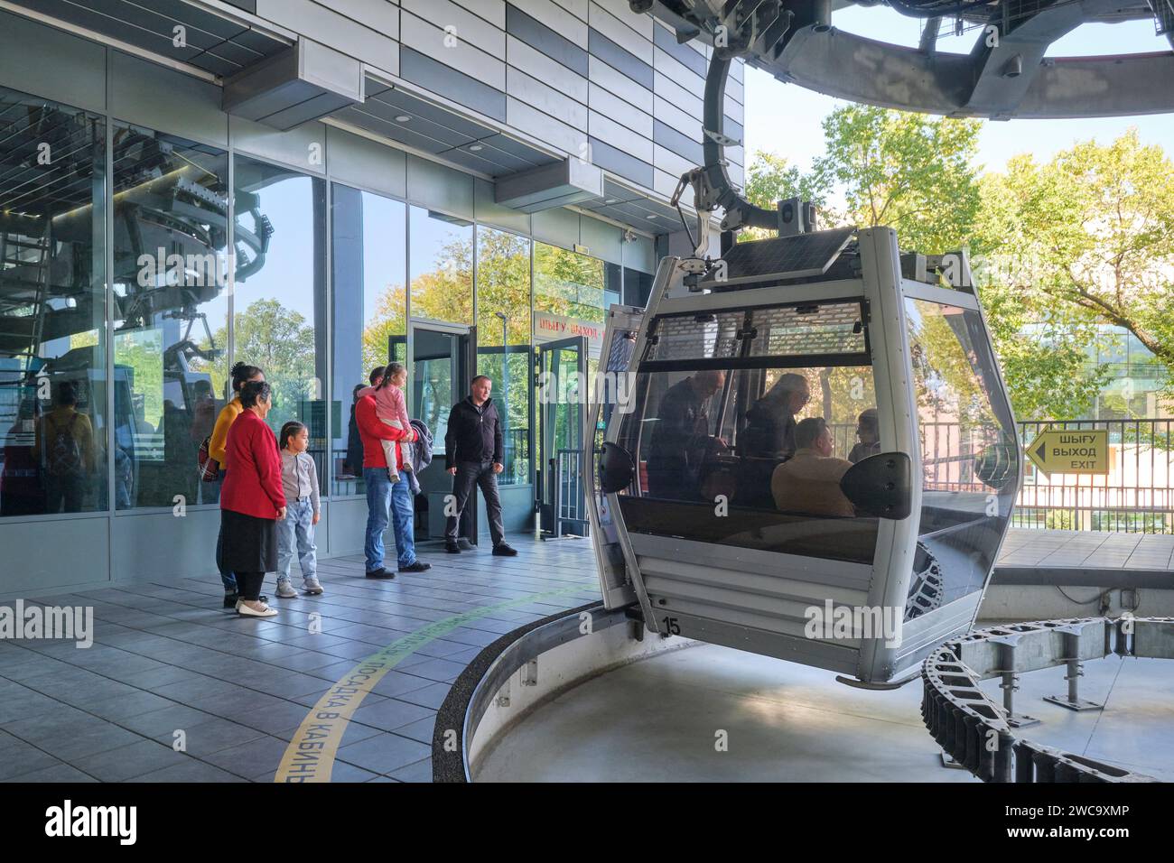Family loading up car hi-res stock photography and images - Alamy