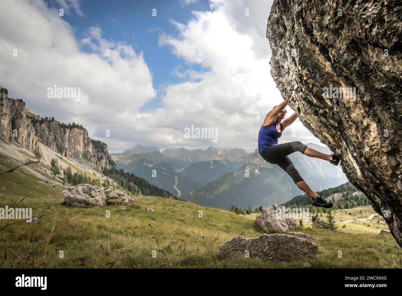 Bouldering scene hi-res stock photography and images - Alamy