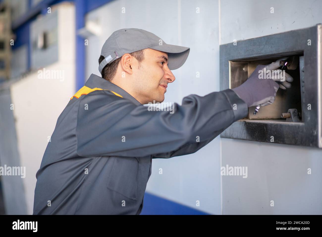 Machinery fixing hi-res stock photography and images - Alamy