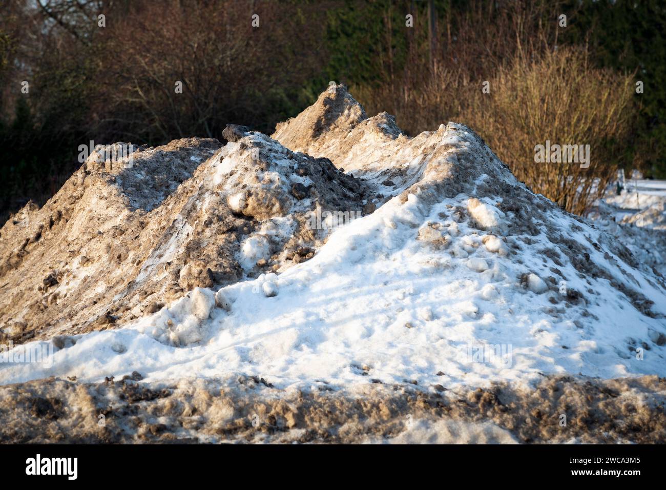 Big pile dirty snow hi-res stock photography and images - Alamy