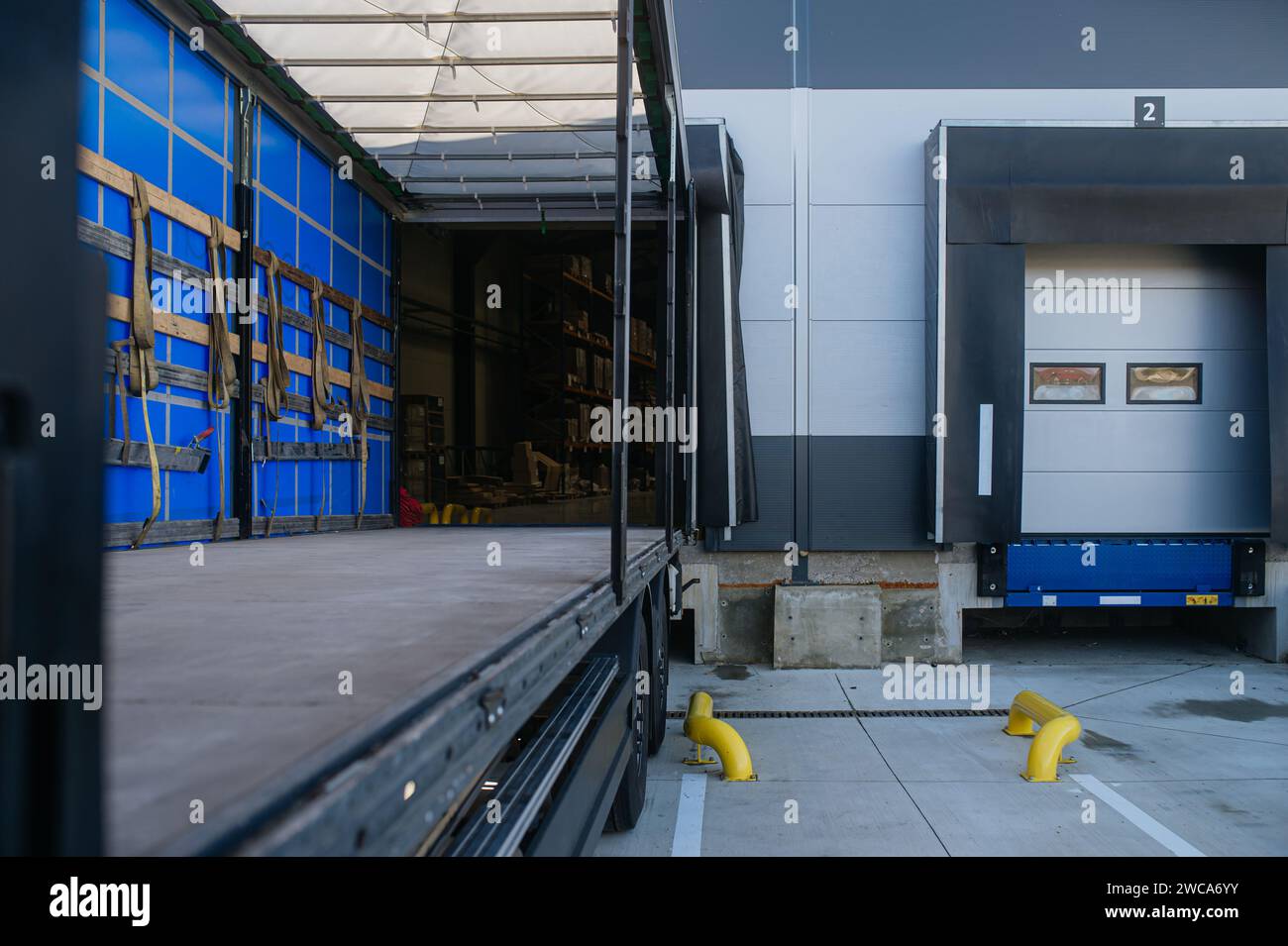 Truck loading dock parking lot hi-res stock photography and images - Alamy