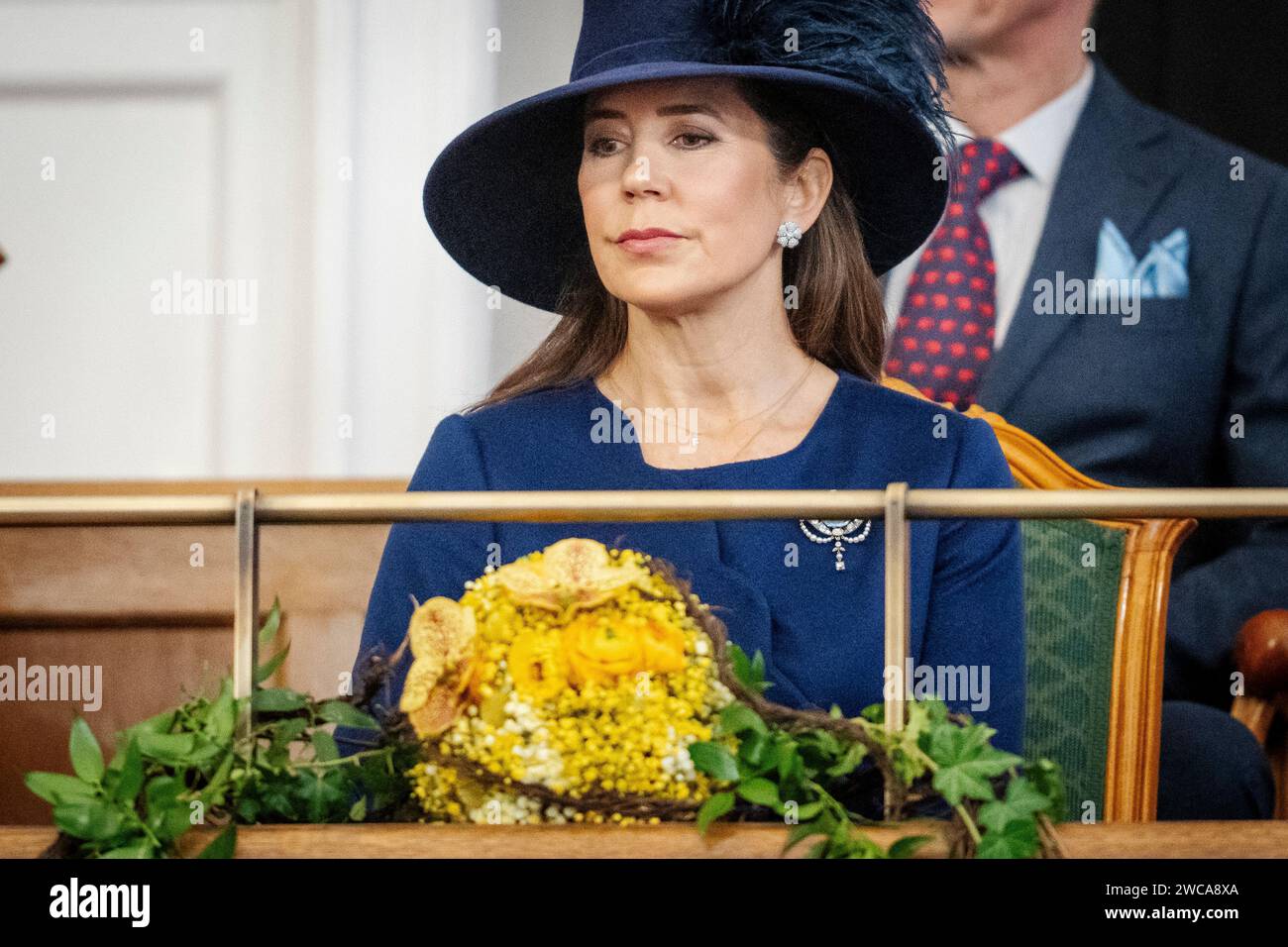 Queen Mary in the Parliament Hall, where the royal couple is present ...