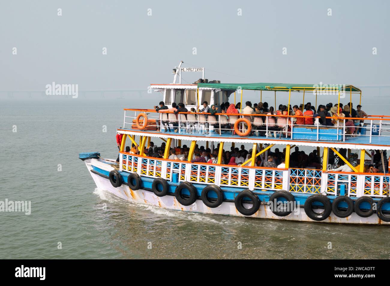 India passenger boat elephanta island hi-res stock photography and ...