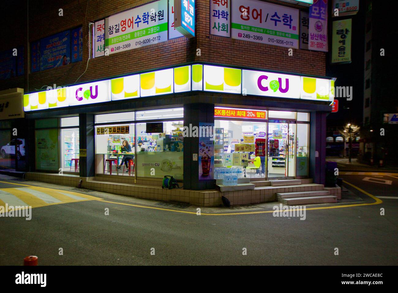 Convenience store interior snack hi-res stock photography and images ...