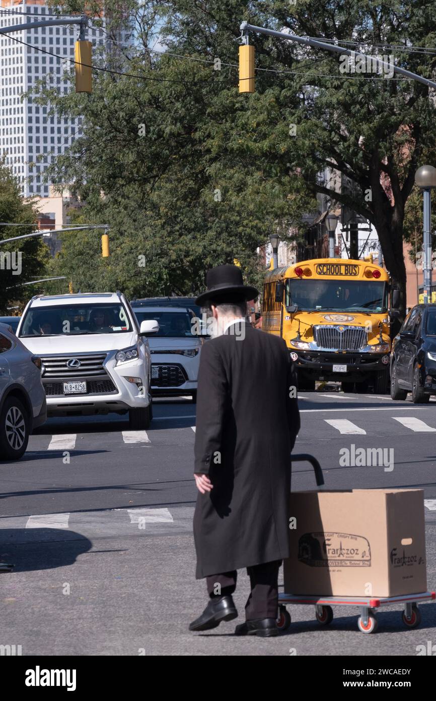 Goods in a box hi-res stock photography and images - Alamy