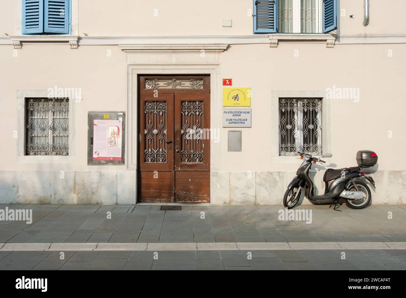 Old fashioned exterior hi-res stock photography and images - Alamy