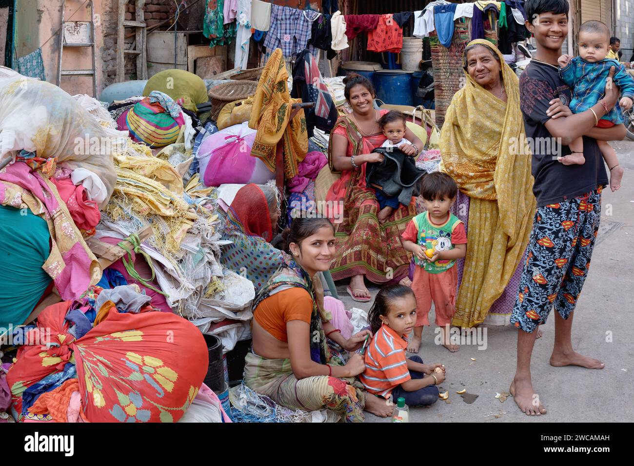 Indian homeless family hi-res stock photography and images - Alamy