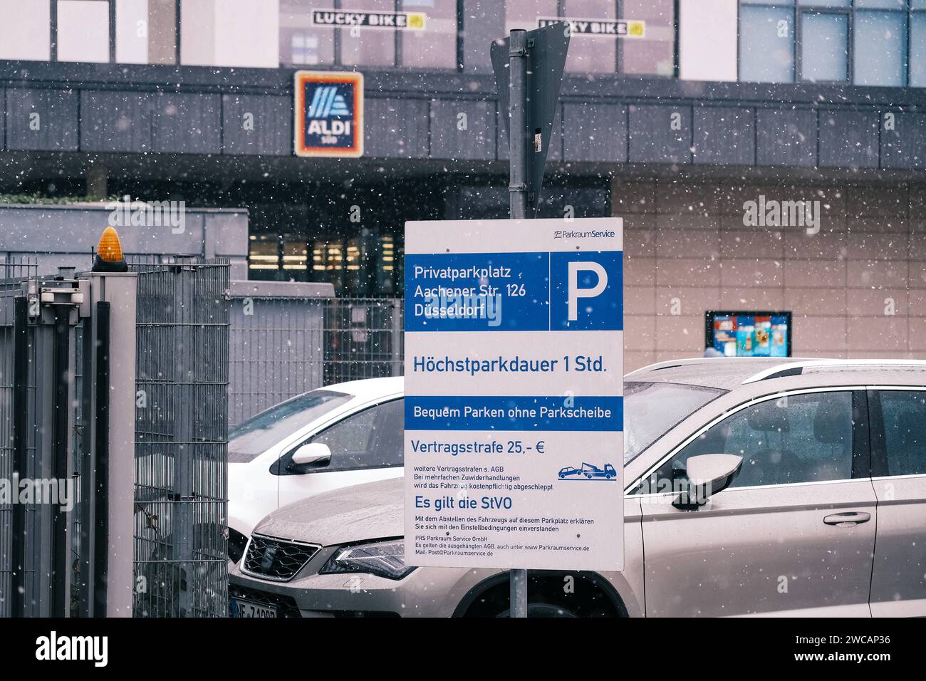 Düsseldorf 15.01.2024 Aldi Parkraumservice Supermarkt Discounter ...