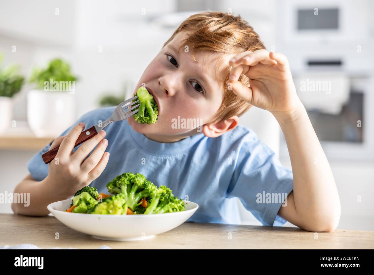 Child eating broccoli hi-res stock photography and images - Alamy