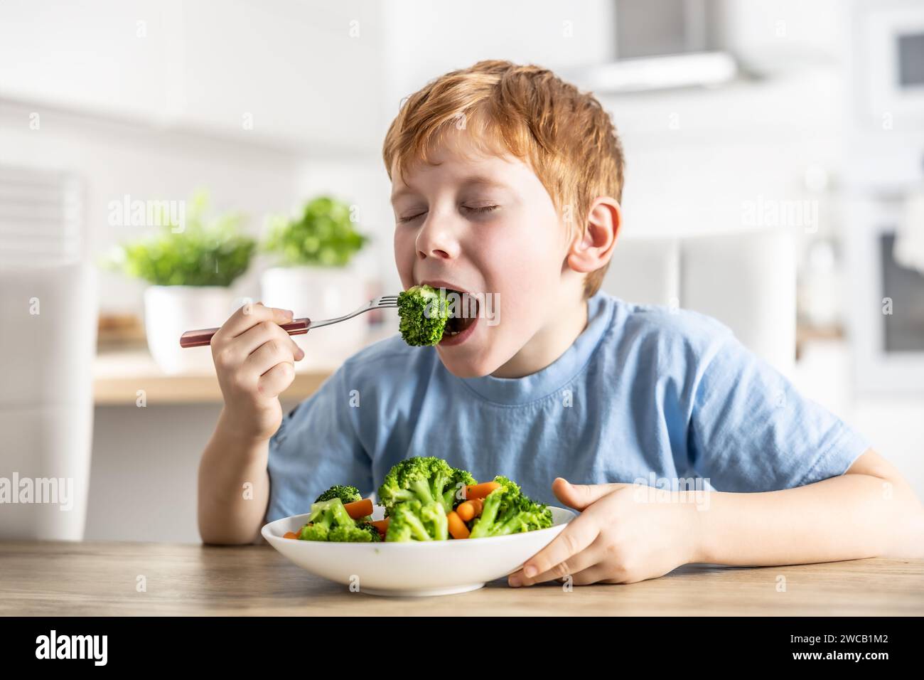 Child eating broccoli hi-res stock photography and images - Alamy