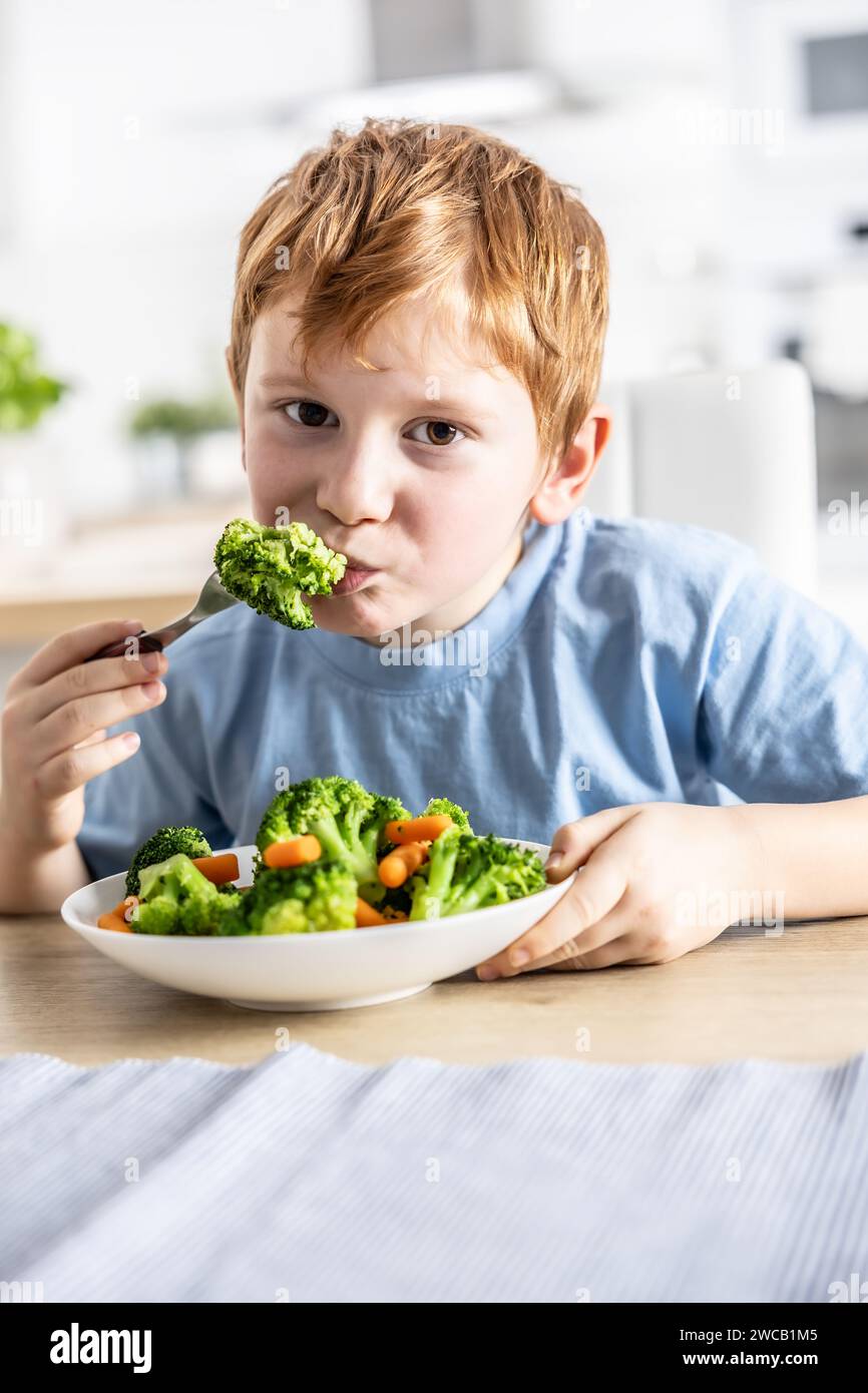 Child eating broccoli hi-res stock photography and images - Alamy