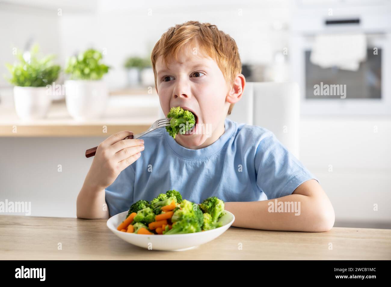 Little kid eating vegetables hi-res stock photography and images - Alamy