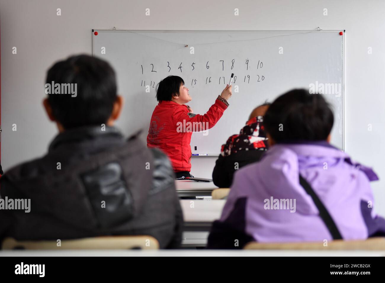 (240115) -- CHANGSHA, Jan. 15, 2024 (Xinhua) -- Jiang Wan (C), a member ...