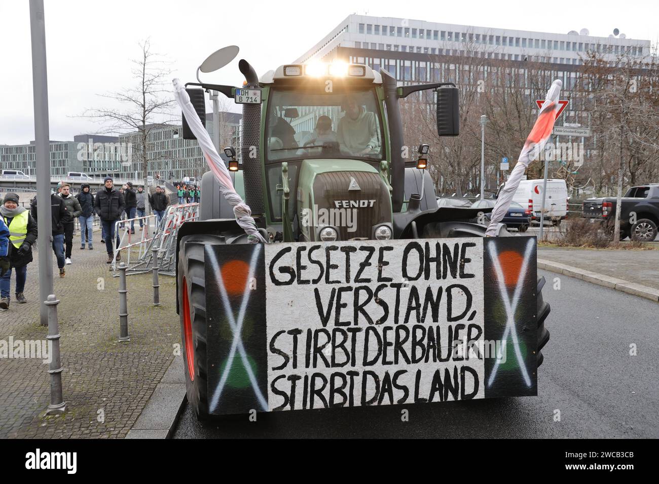 Deutschland, Berlin, Bauern-Demo, Protests unter dem Motto Zu viel ist ...