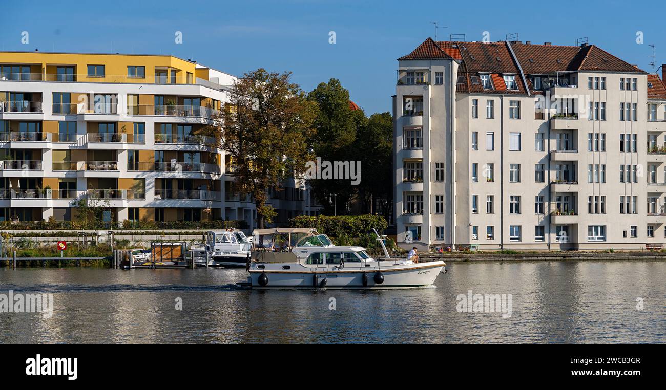 Old Villas And New Houses, Spreeufer, Spreepromenade, Köpenick, Treptow ...