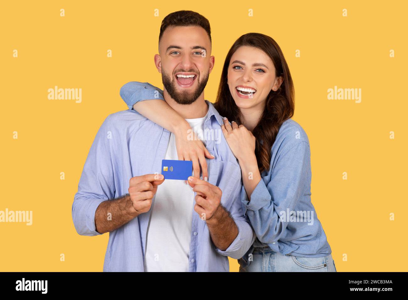 Couple payment credit card hi-res stock photography and images - Alamy