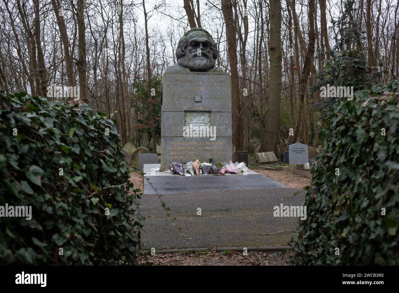 Karl Marx gravestone at Highgate Cemetery, North London graveyard ...