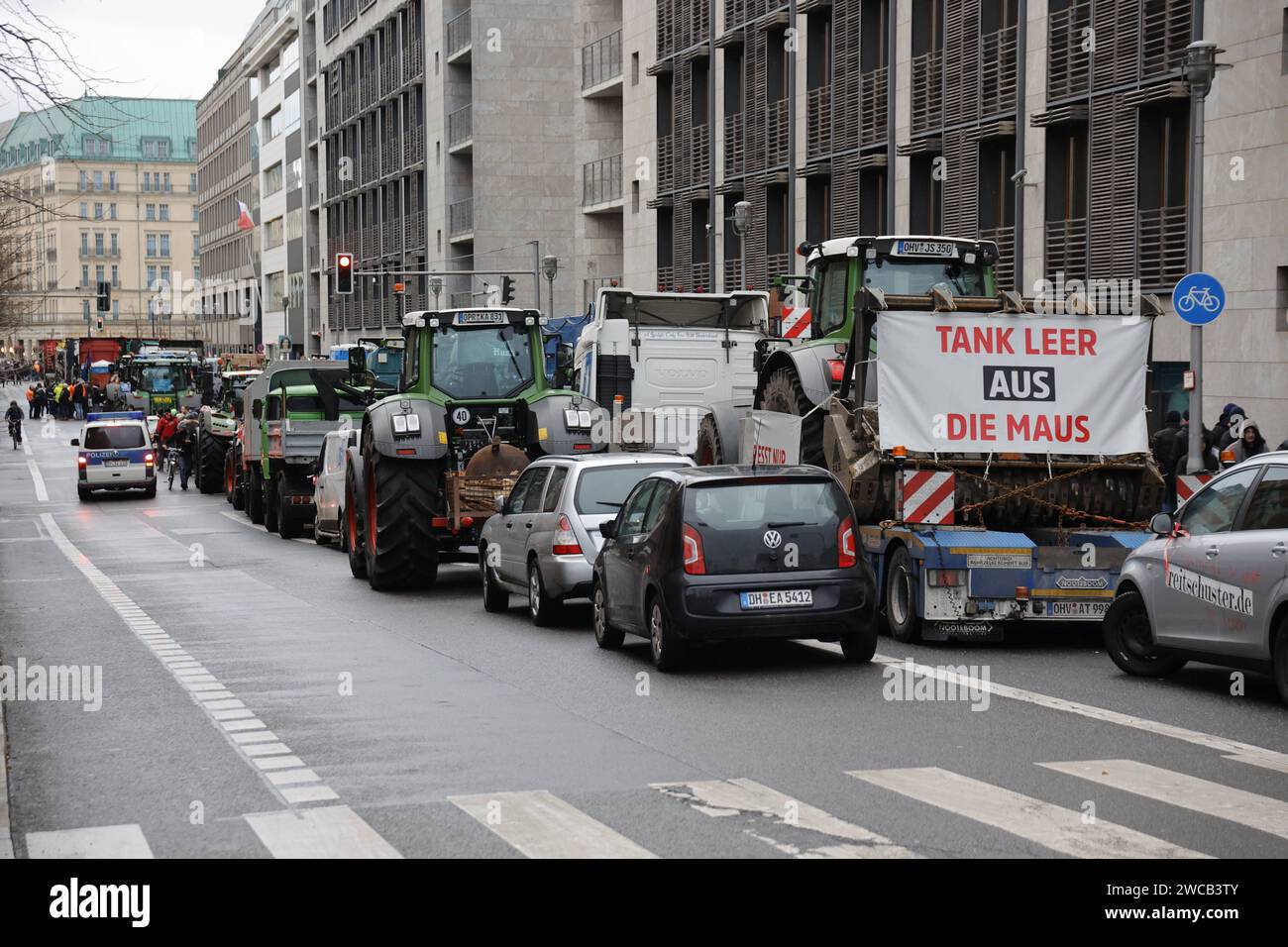 Deutschland, Berlin, Bauern-Demo, Protests unter dem Motto Zu viel ist ...