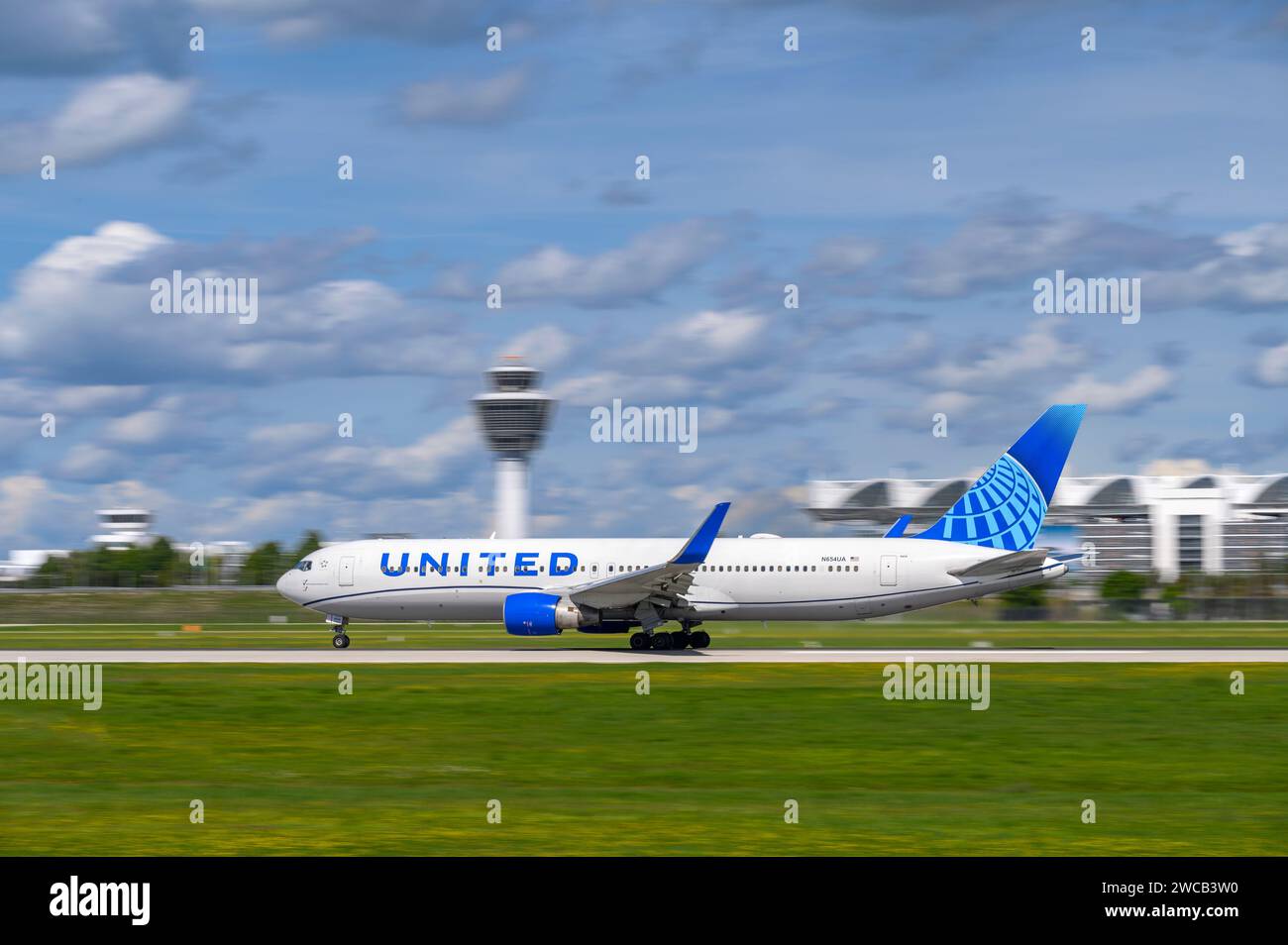 United Airlines Boeing 767-322ER With The Aircraft Flag N654UA Starts ...
