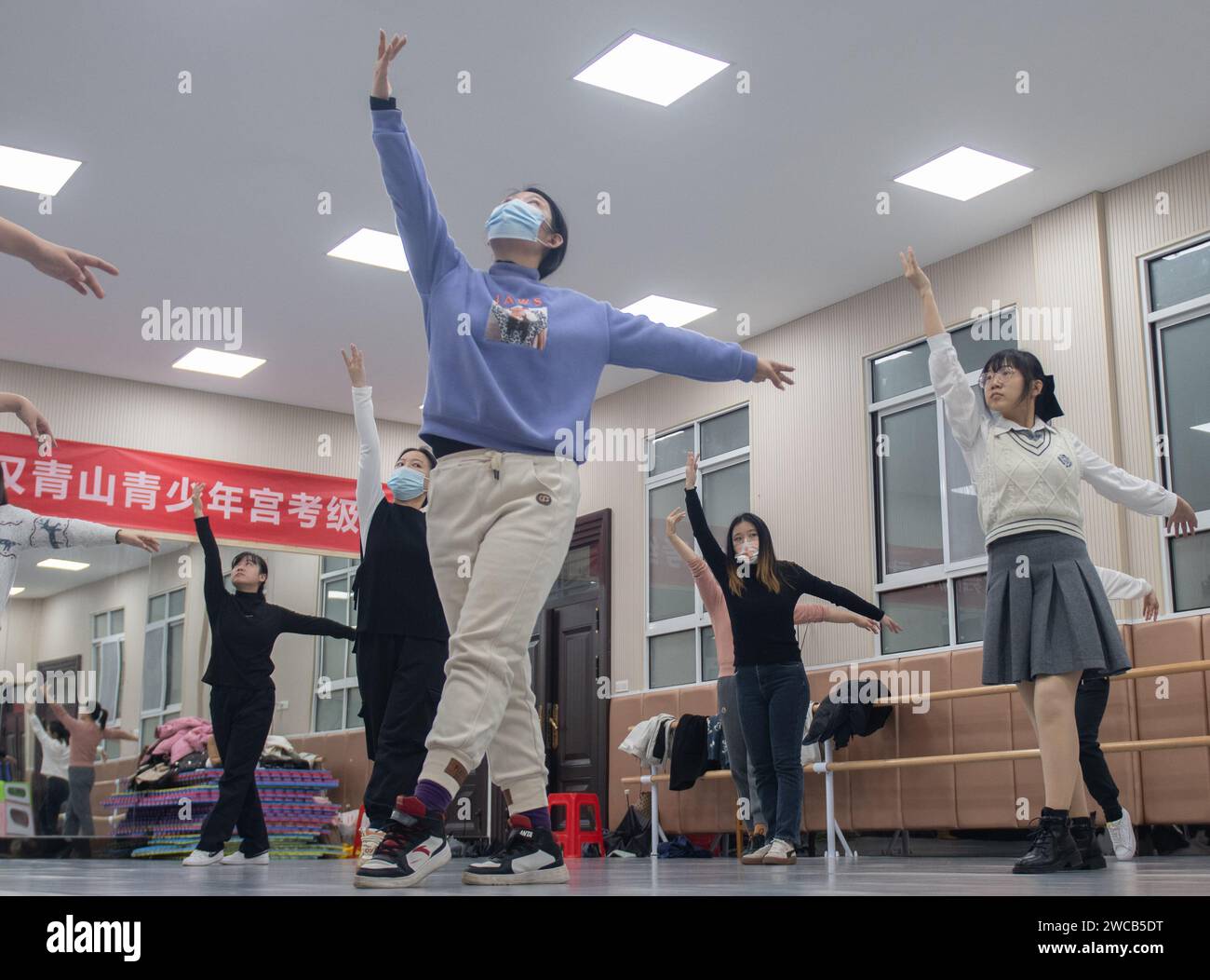 (240115) -- WUHAN, Jan. 15, 2024 (Xinhua) -- Students learn traditional ...