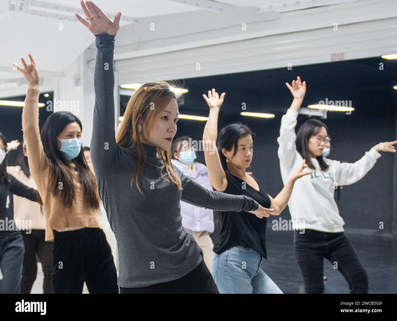 (240115) -- WUHAN, Jan. 15, 2024 (Xinhua) -- Students learn jazz dance ...