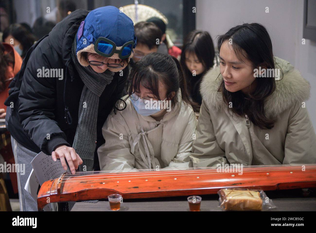 (240115) -- WUHAN, Jan. 15, 2024 (Xinhua) -- Students learn to play ...