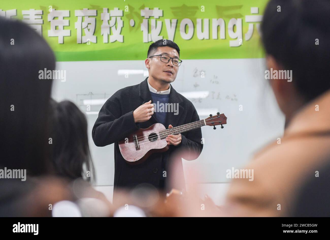 (240115) -- WUHAN, Jan. 15, 2024 (Xinhua) -- Instructor Wang Kuolin ...