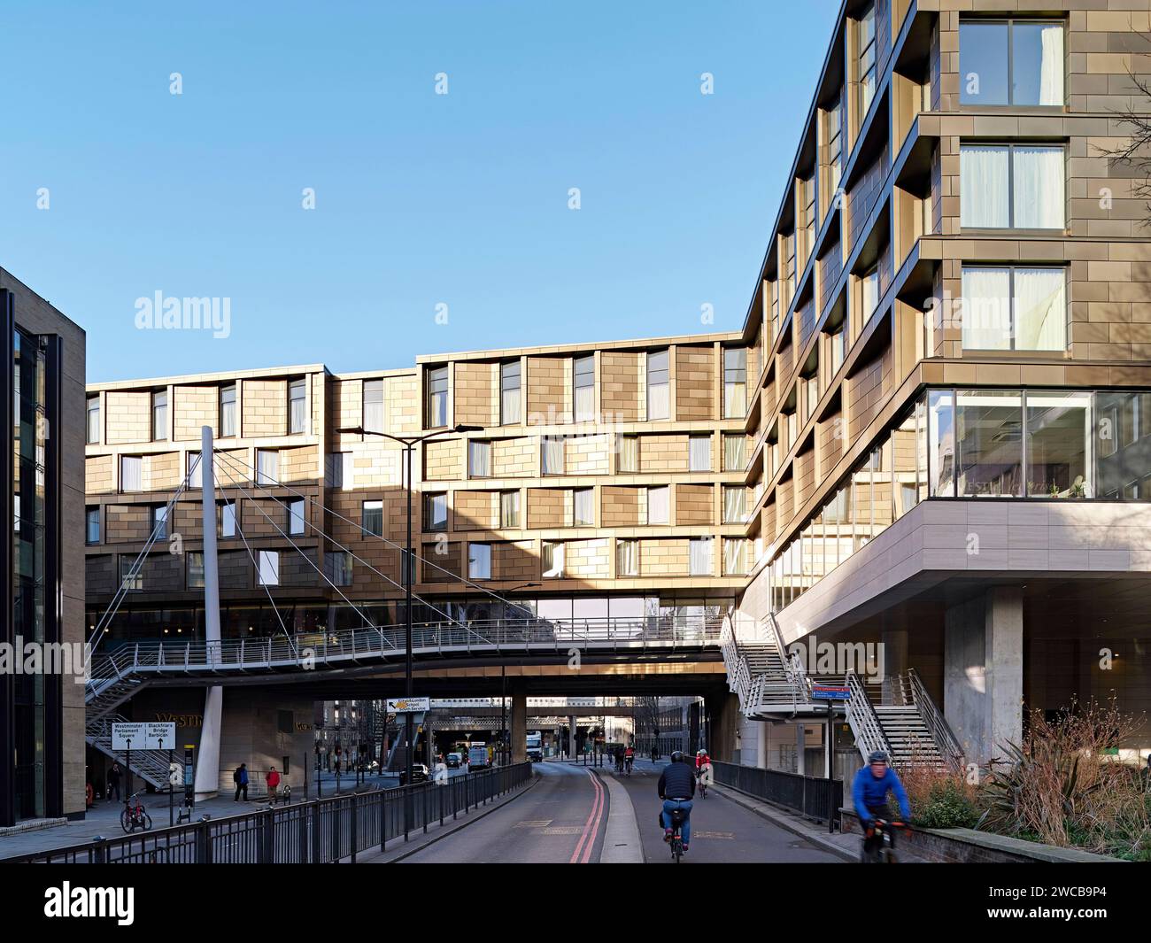 Thames cycle path and tower bridge hi-res stock photography and images ...