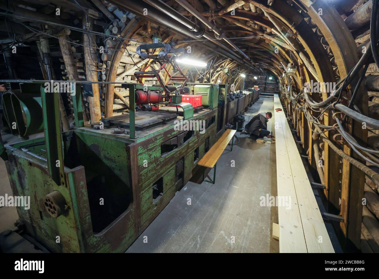Oelsnitz, Germany. 15th Jan, 2024. A craftsman installs new benches in ...