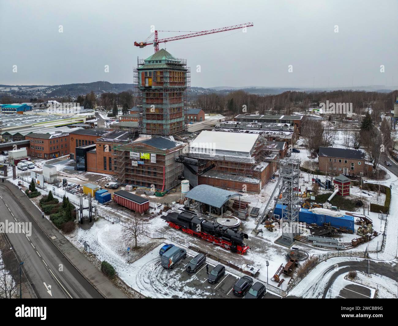 Oelsnitz, Germany. 15th Jan, 2024. The winding tower and parts of the ...