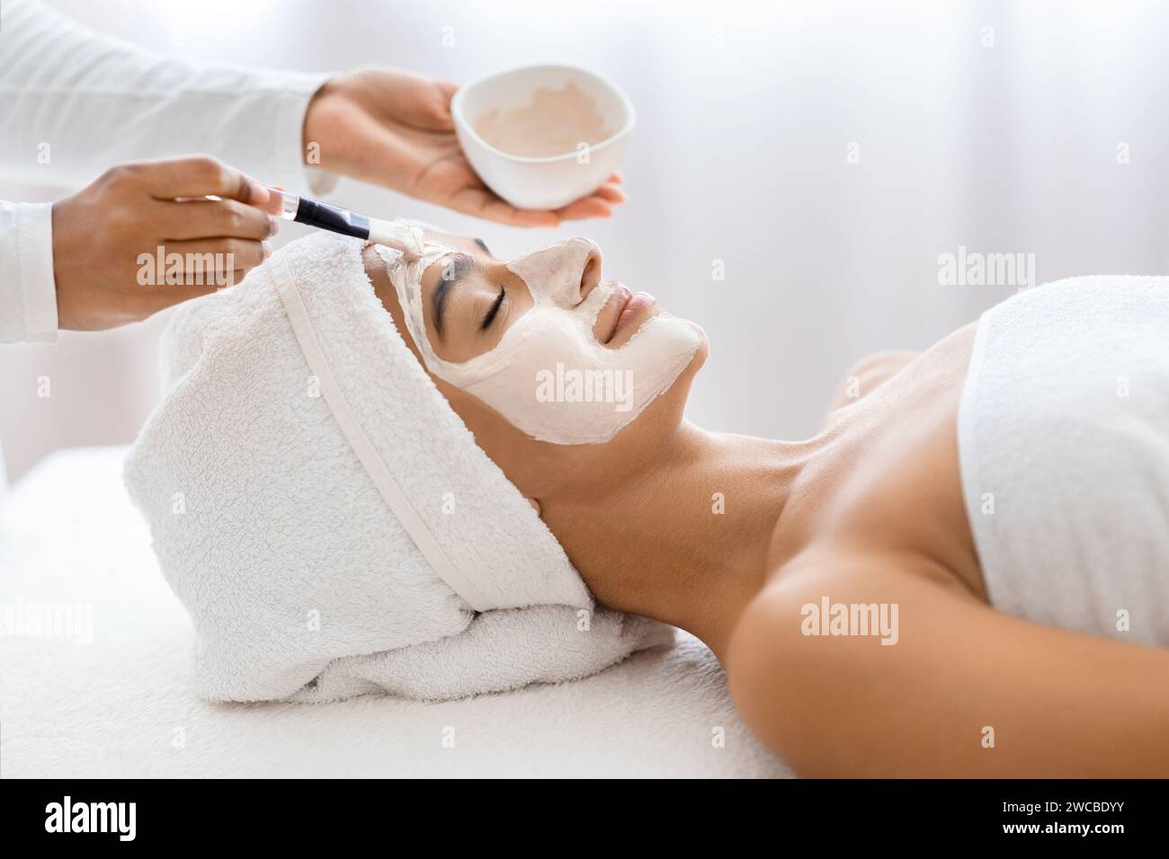 Hindu woman receiving nourishing mask at wellness spa Stock Photo - Alamy