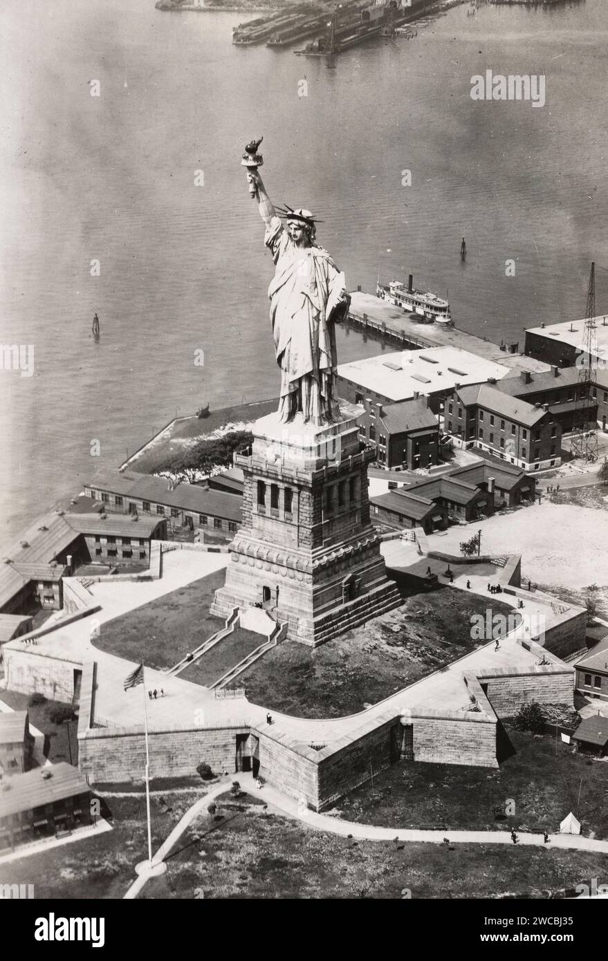 Aerial view of the Statue of Liberty, circa 1925 Stock Photo - Alamy