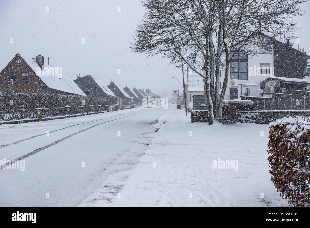 Dichter Schneefall sorgt fuer Verkehrsbeeintraechtigungen in Aachen am ...