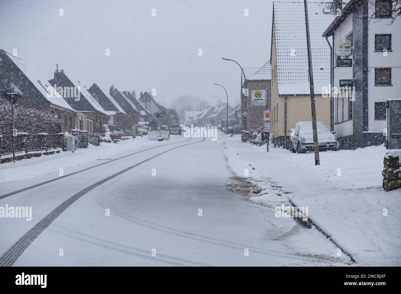 Dichter Schneefall sorgt fuer Verkehrsbeeintraechtigungen in Aachen am ...