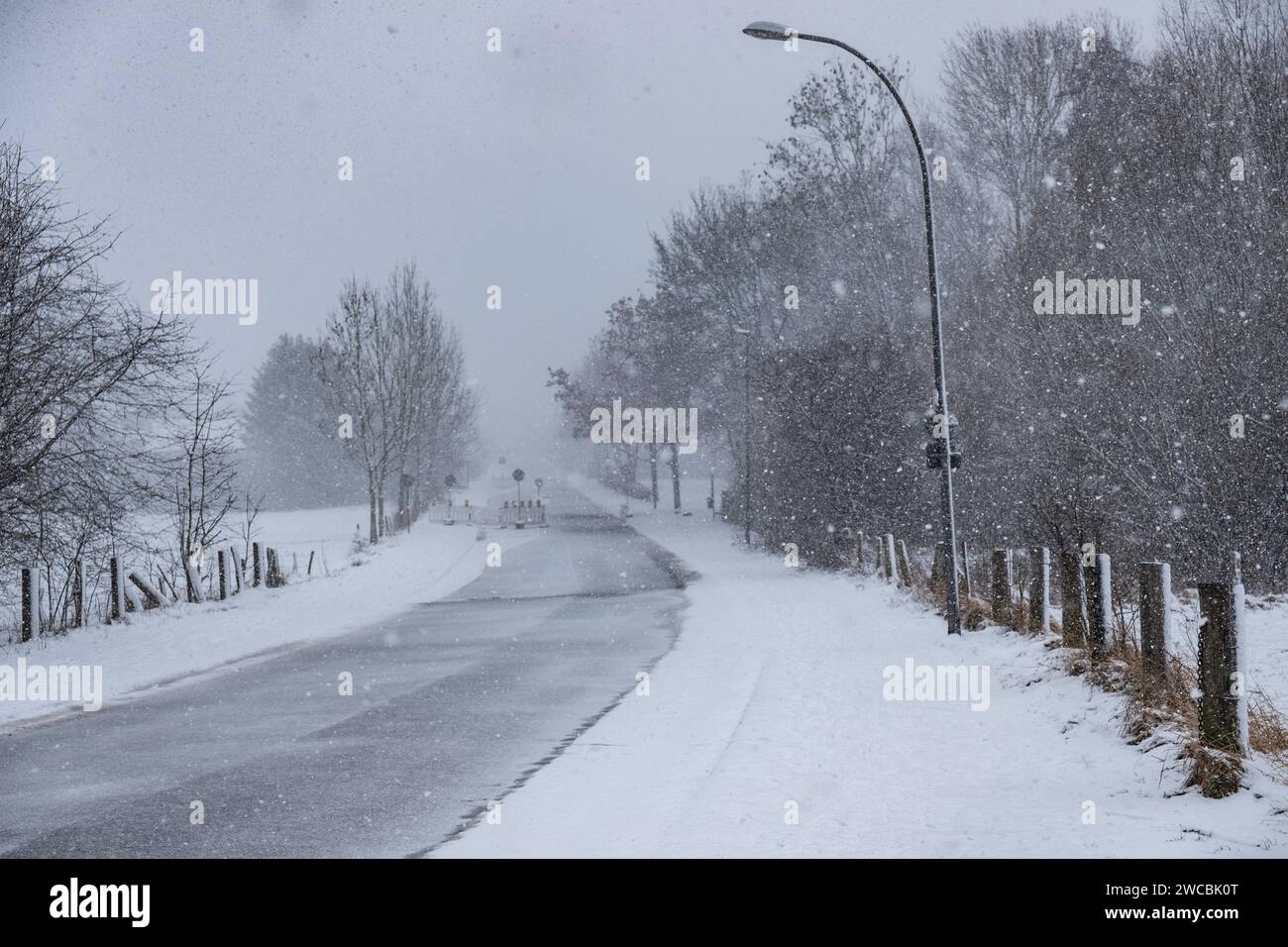 Dichter Schneefall sorgt fuer Verkehrsbeeintraechtigungen in Aachen am ...