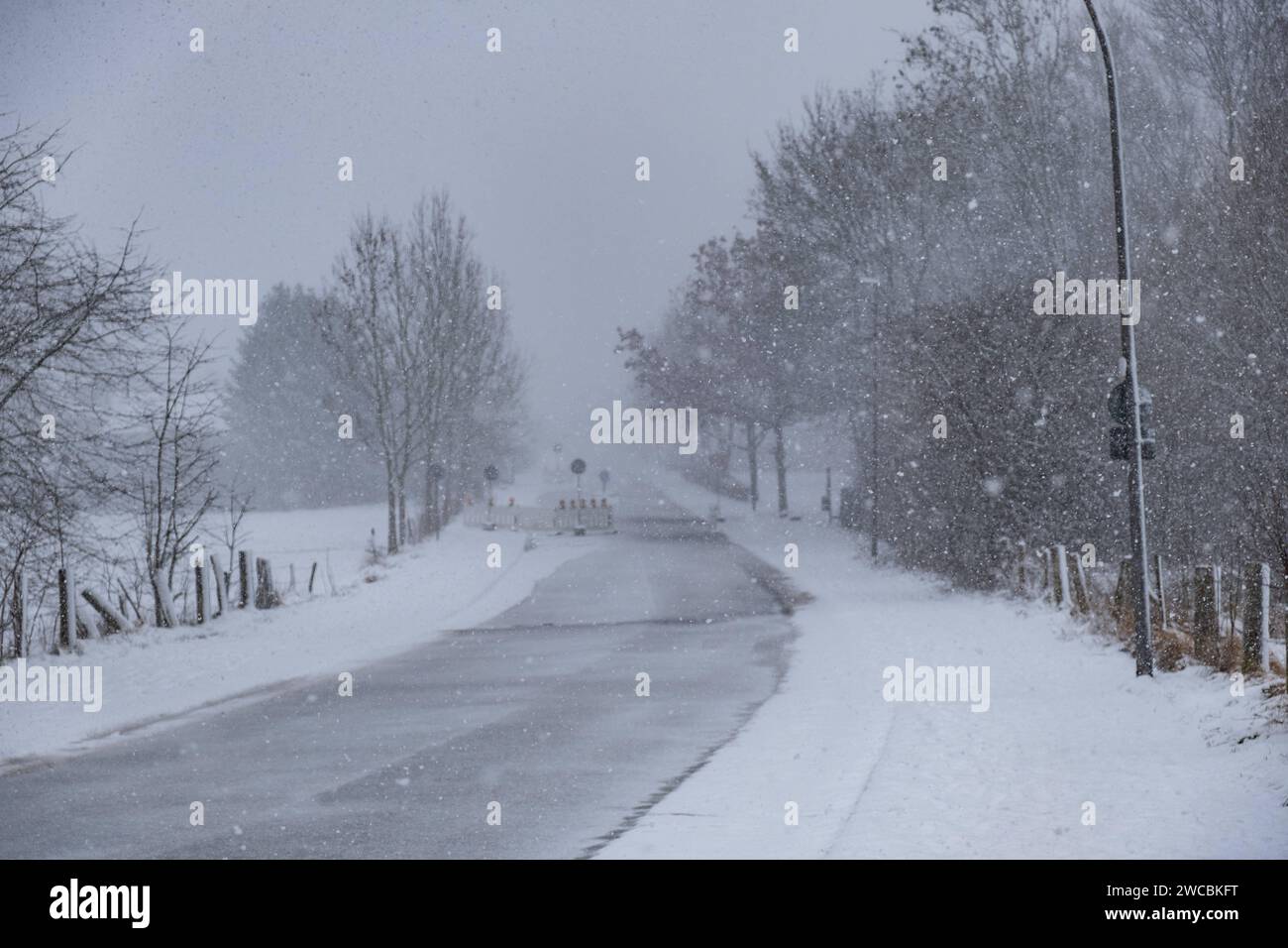 Dichter Schneefall sorgt fuer Verkehrsbeeintraechtigungen in Aachen am ...