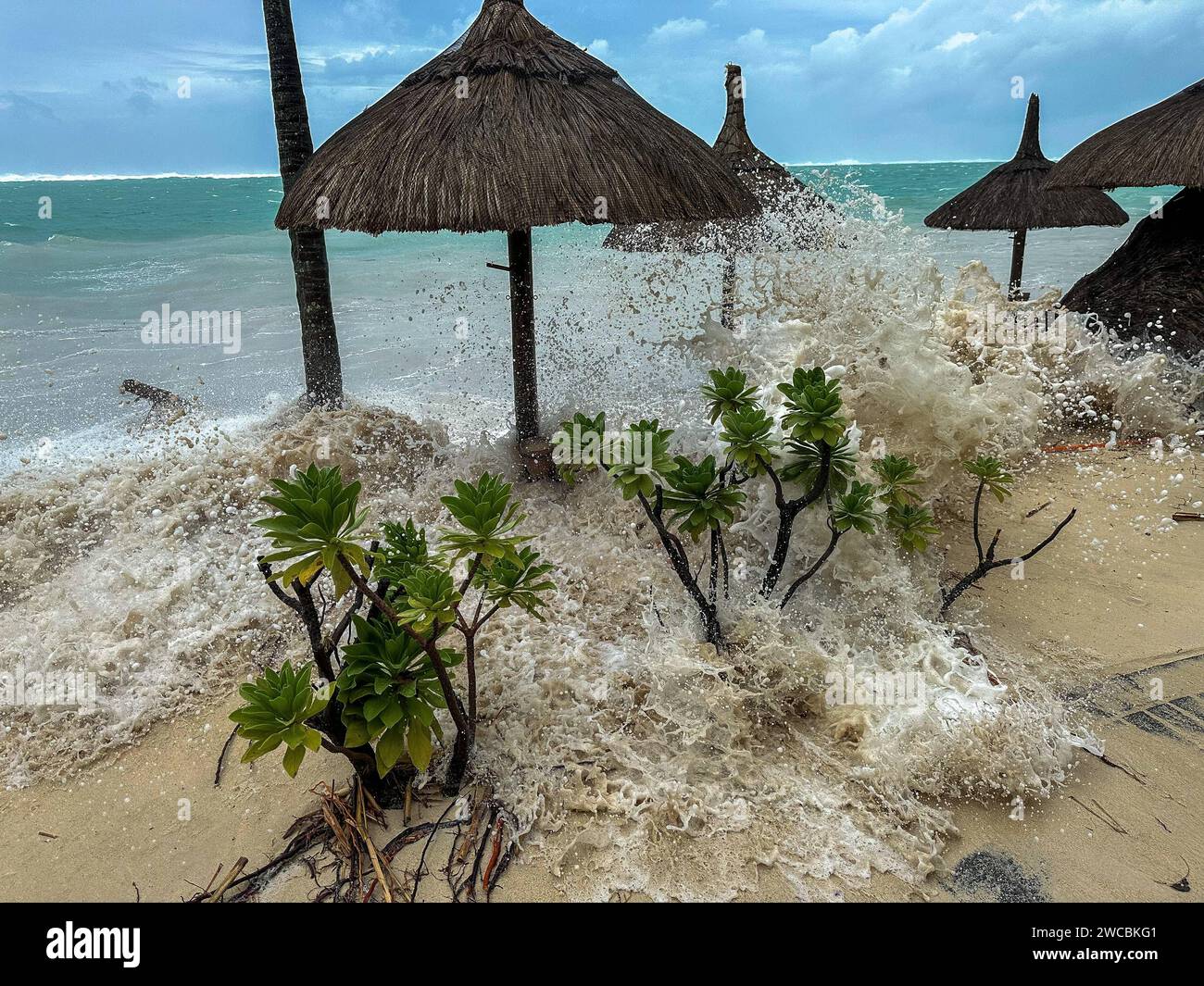 Cyclone bricht ueber Mauritius her, und zerstoert das Resort ...
