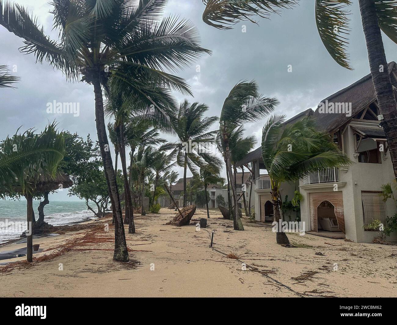 Cyclone bricht ueber Mauritius her, und zerstoert das Resort ...