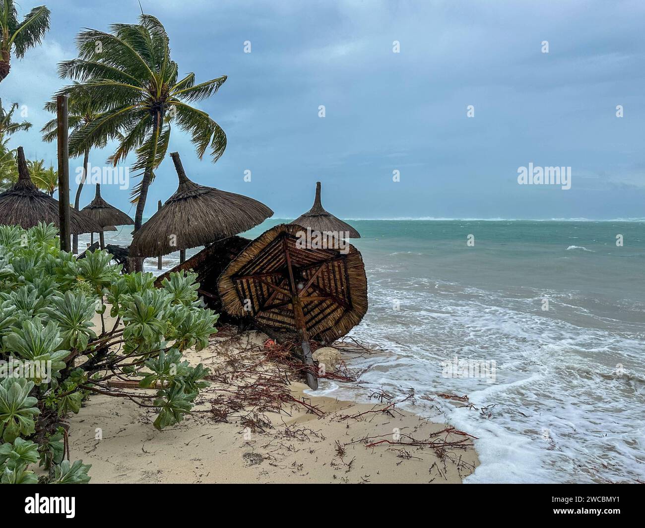 Cyclone bricht ueber Mauritius her, und zerstoert das Resort ...