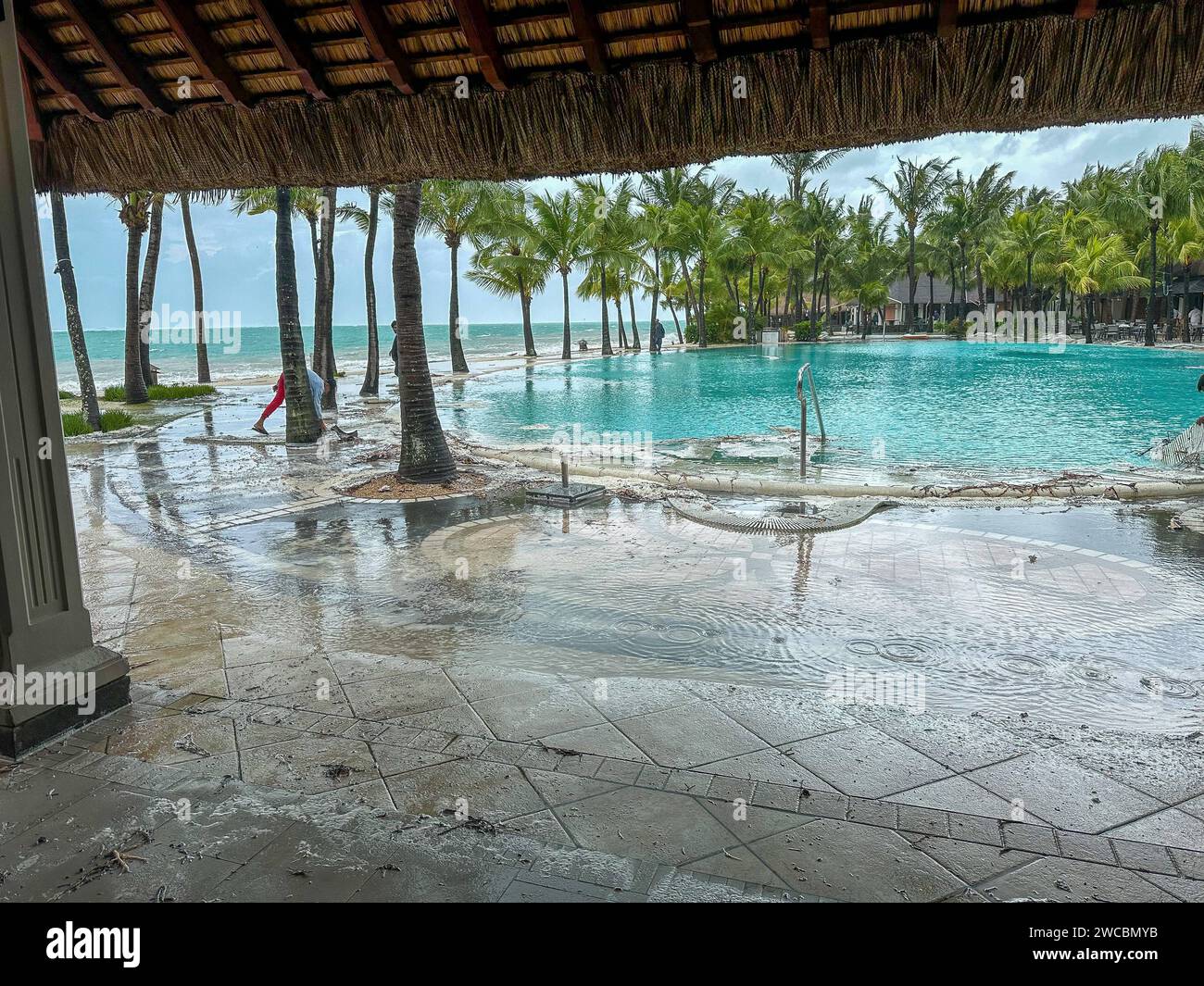 Cyclone bricht ueber Mauritius her, und zerstoert das Resort ...