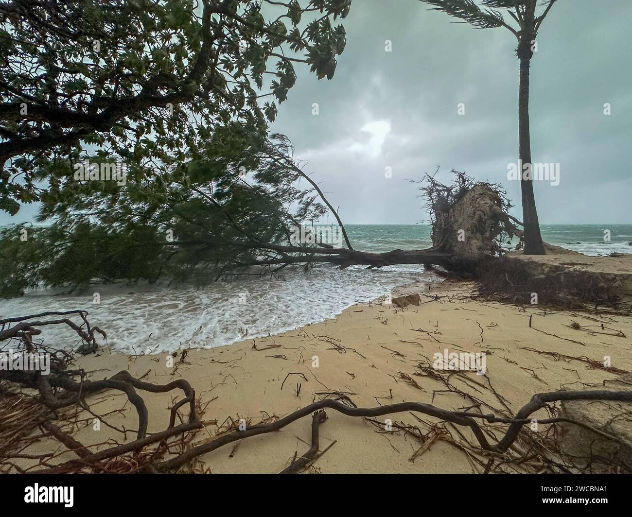 Cyclone bricht ueber Mauritius her, und zerstoert das Resort ...