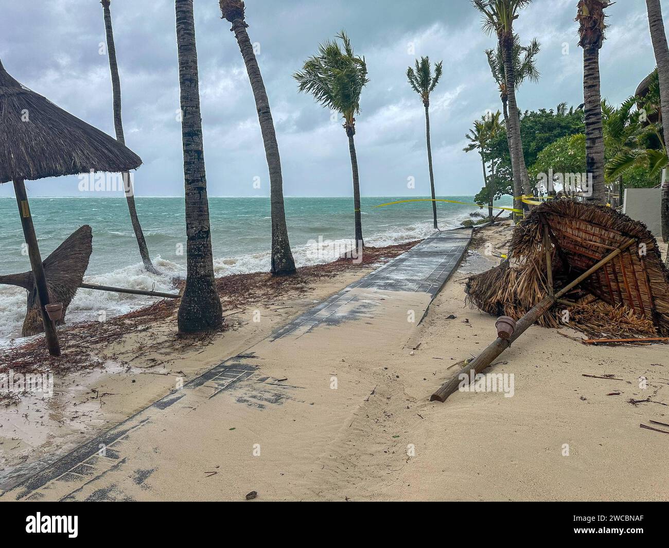 Cyclone bricht ueber Mauritius her, und zerstoert das Resort ...