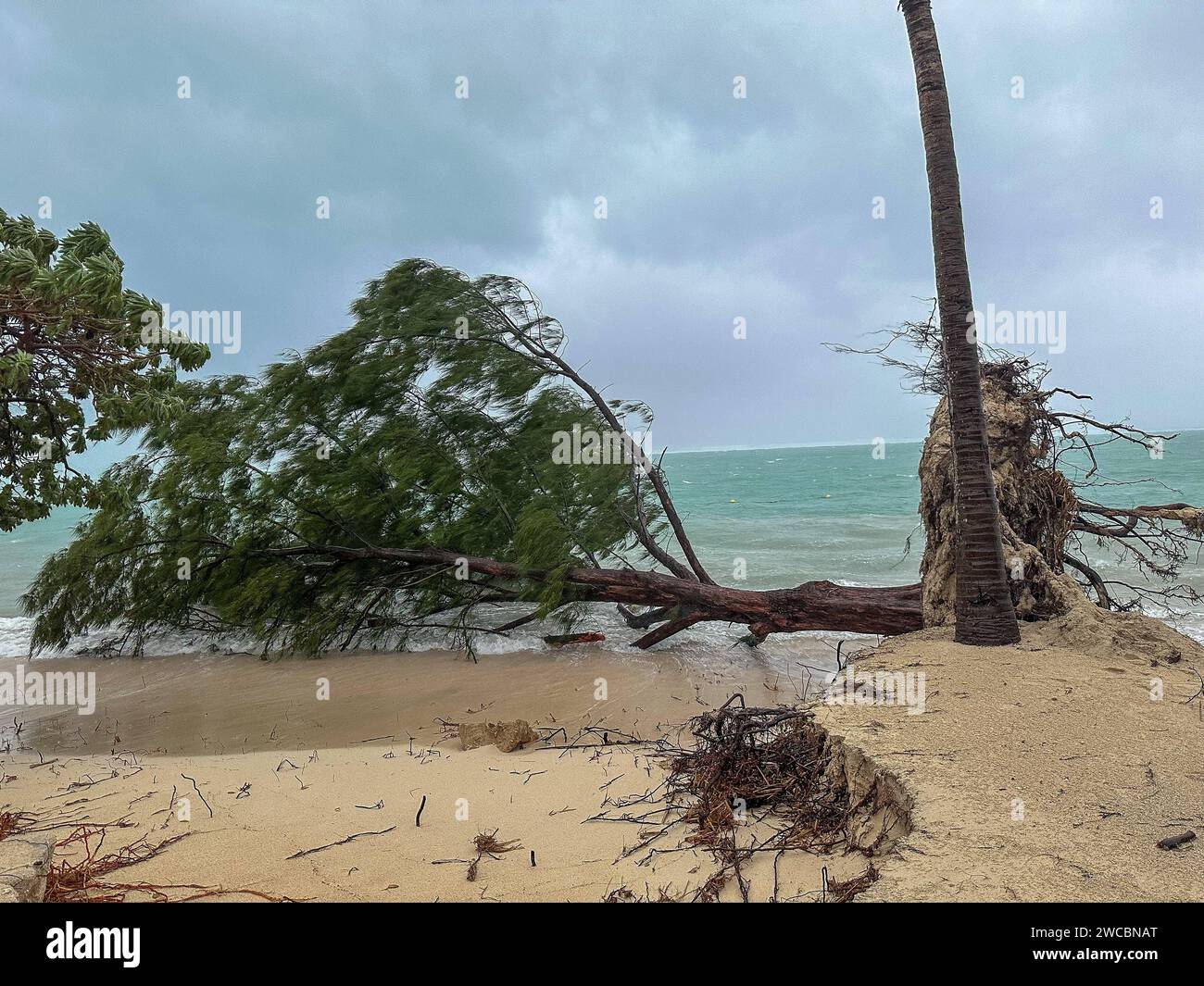 Cyclone bricht ueber Mauritius her, und zerstoert das Resort ...