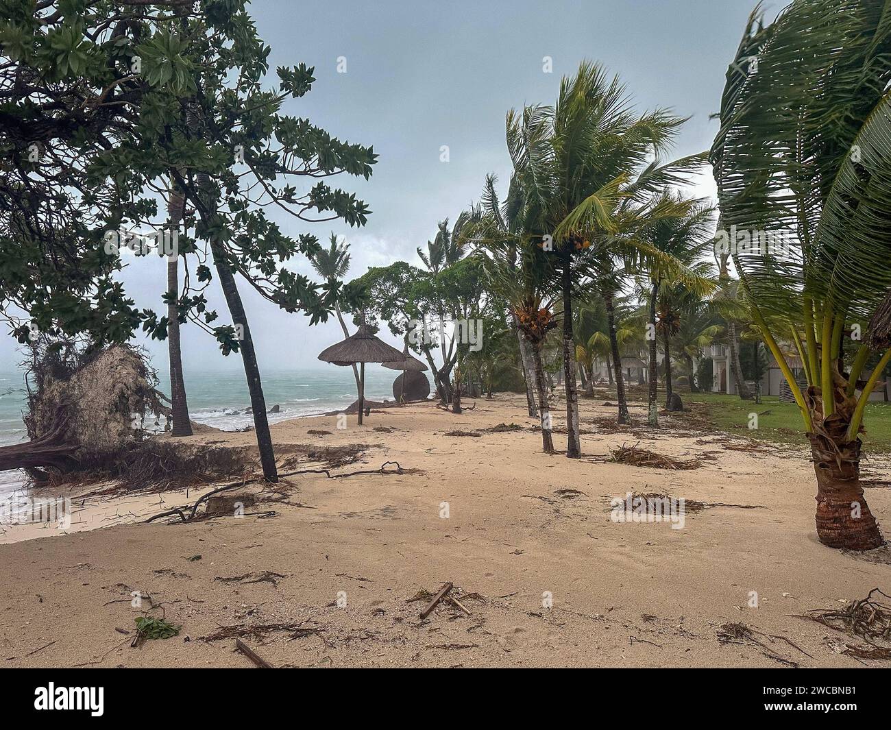 Cyclone bricht ueber Mauritius her, und zerstoert das Resort ...