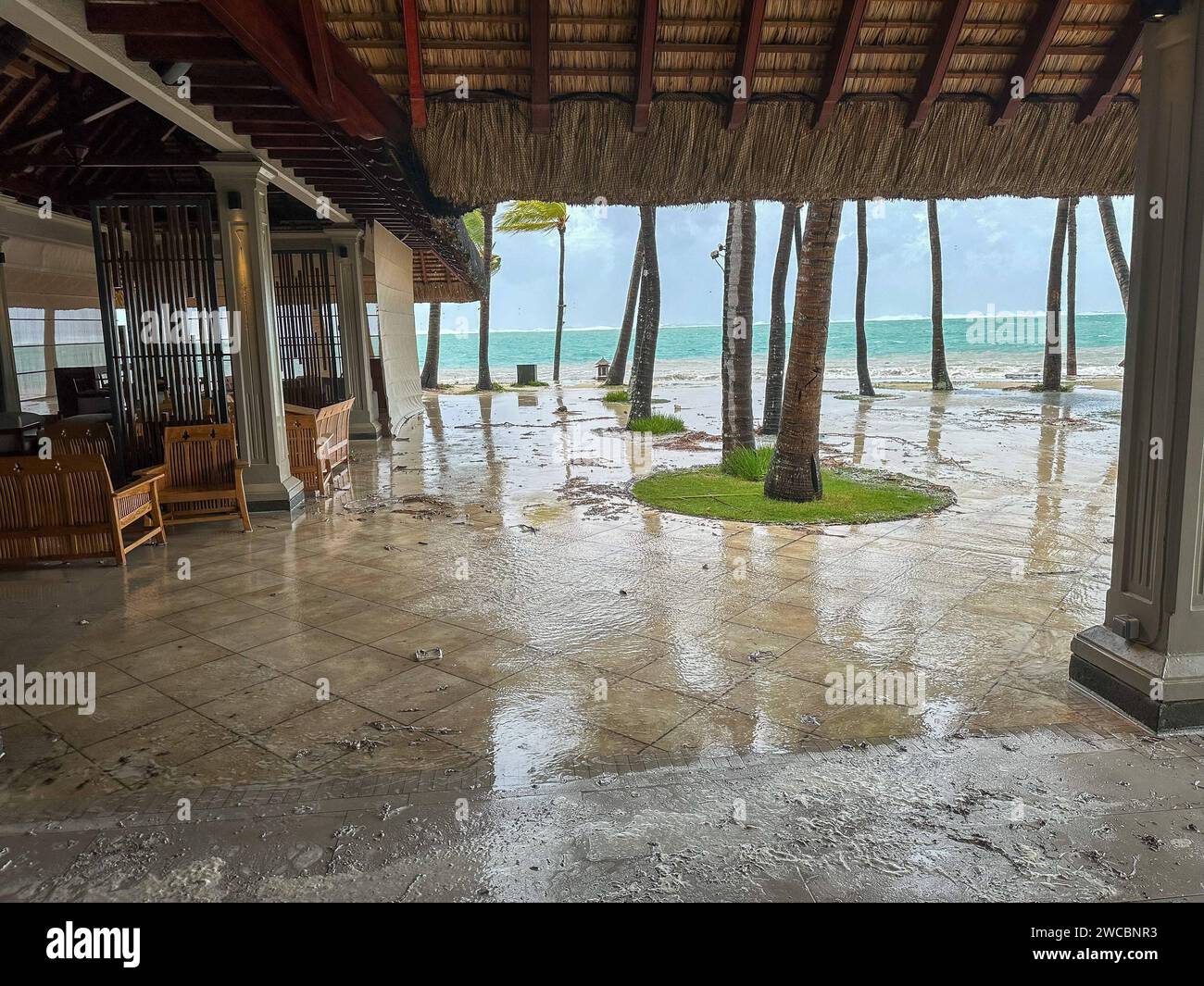 Cyclone bricht ueber Mauritius her, und zerstoert das Resort ...