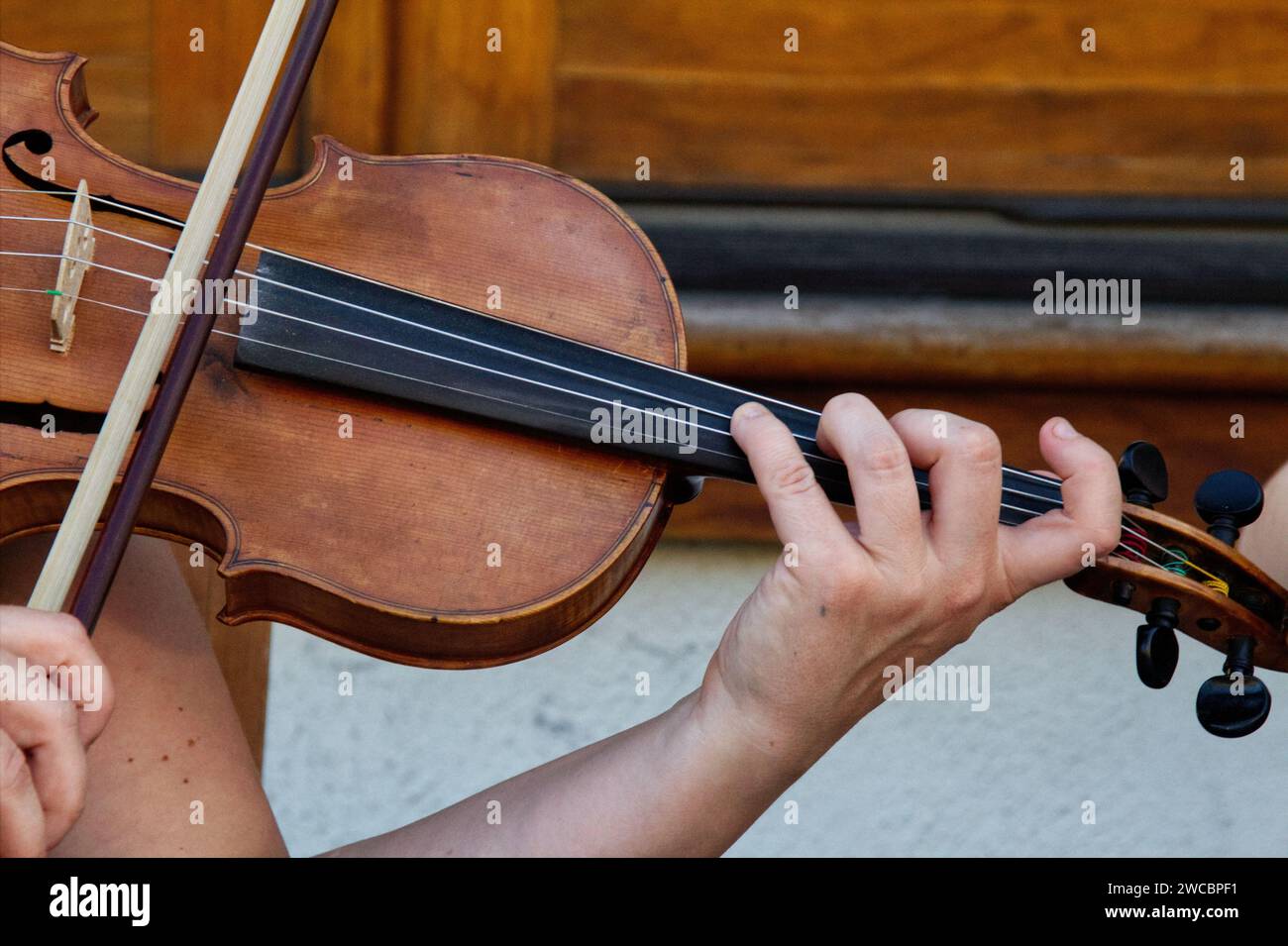 Woman performer playing violin hi-res stock photography and images - Alamy
