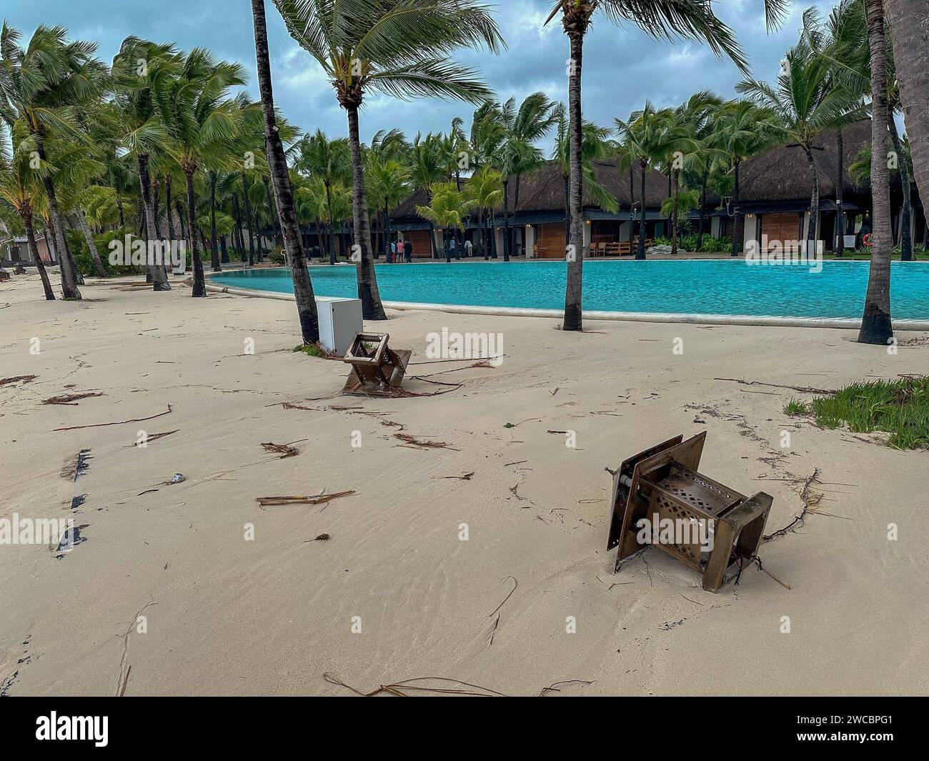 Cyclone bricht ueber Mauritius her, und zerstoert das Resort ...